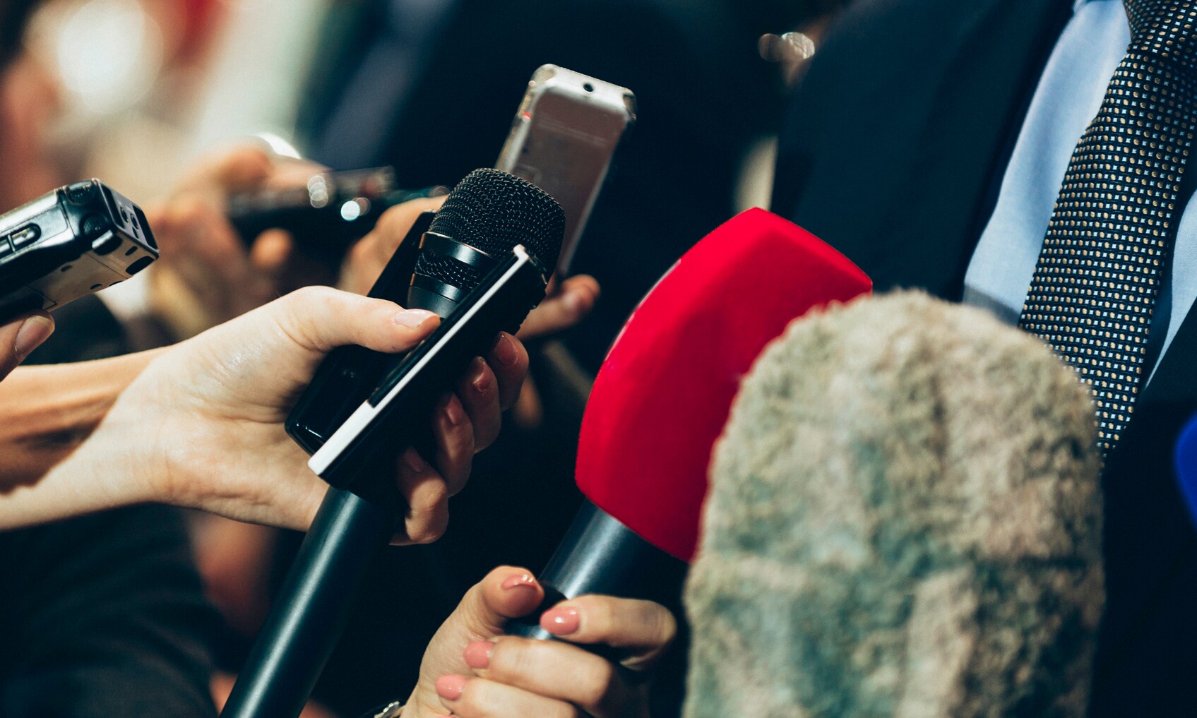 De NOS heeft een nieuwe nieuwslezer (en hij is héél knap) | Libelle