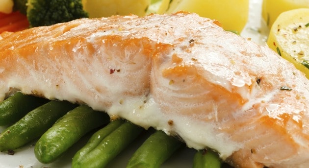 Dit is dat witte spul op je zalmmoot (en het is geen vet) | Libelle