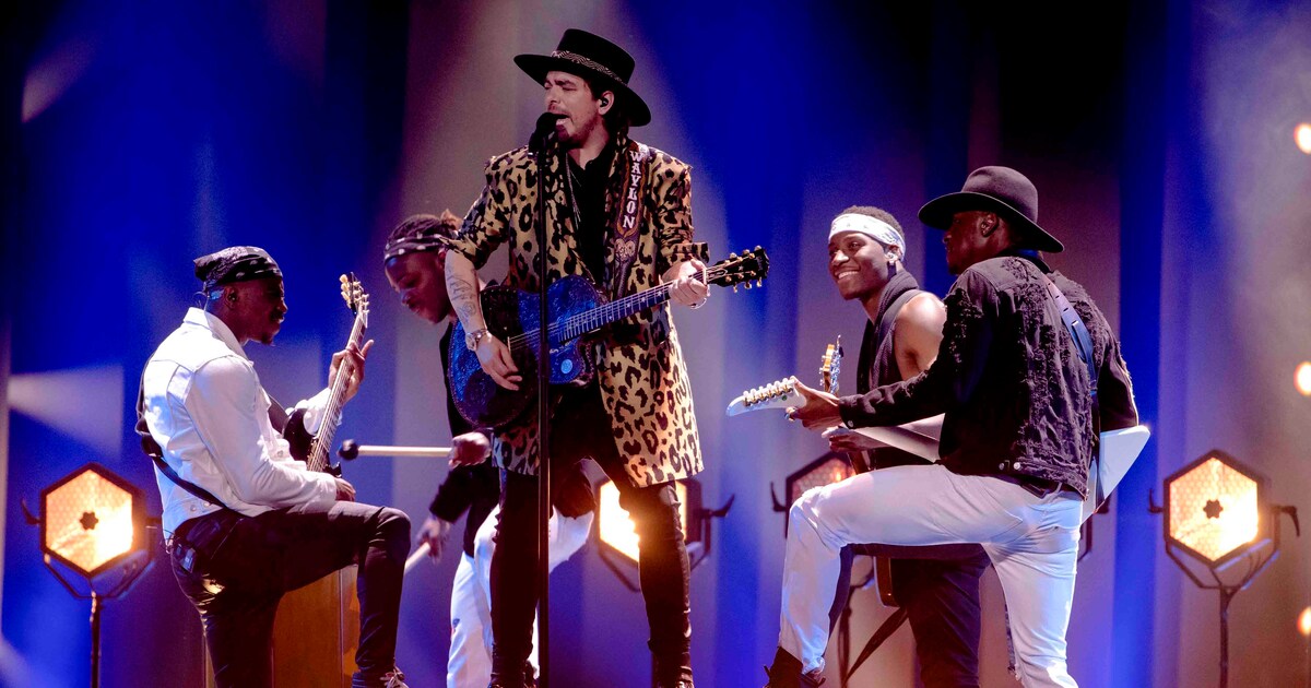 Waylon trekt zich niets aan van kritiek en laat opnieuw optreden met ...