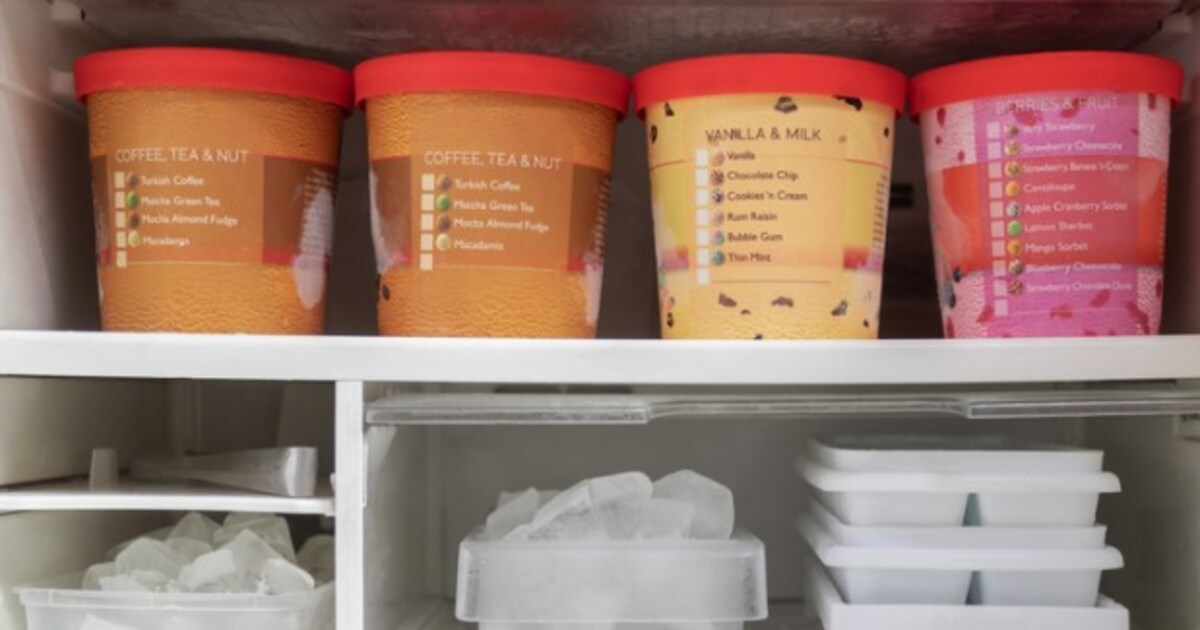 Dit is waarom je een bak ijs altijd omgekeerd in de vriezer moet zetten ...