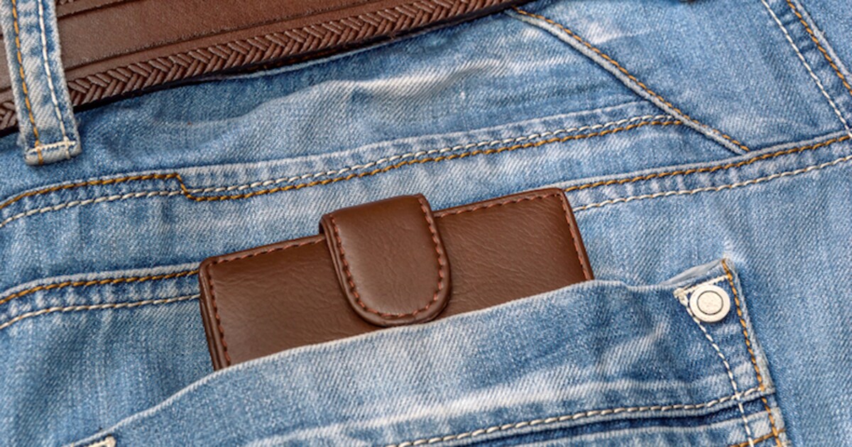Hierom kun je beter niet je portemonnee in je achterzak dragen | Libelle