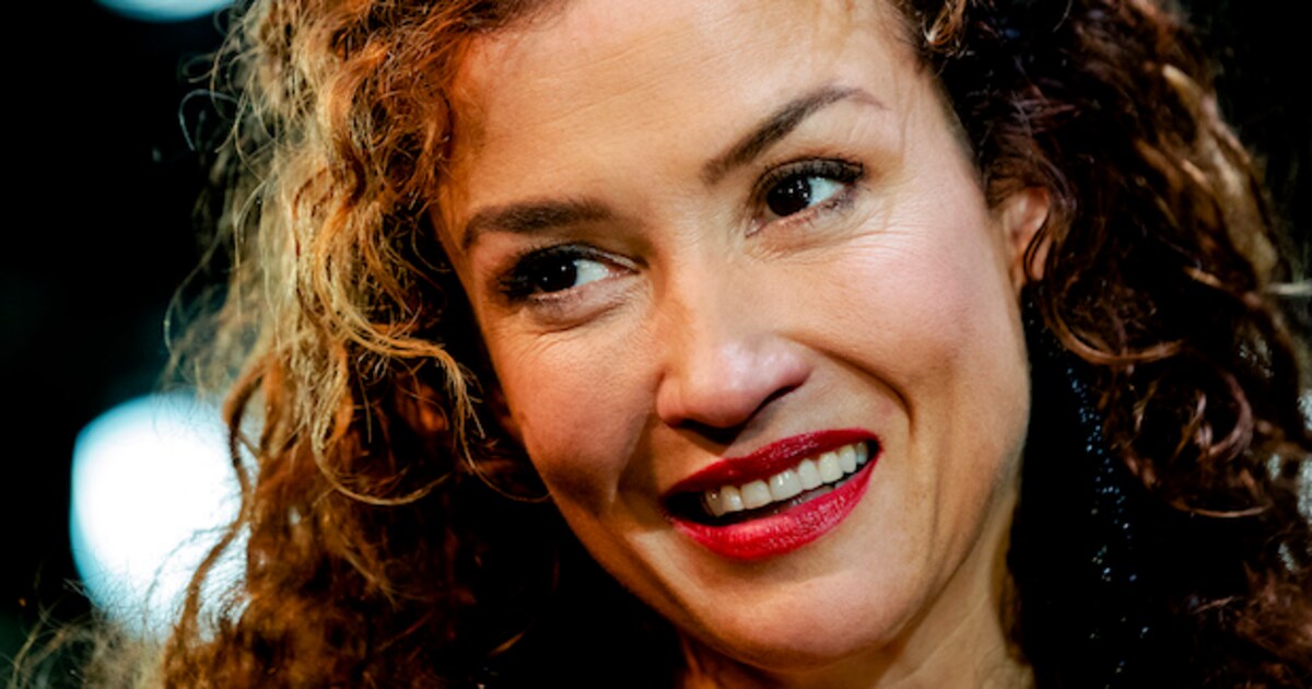 Katja Schuurman is precíes haar dochter op deze oude foto met zus Birgit | Libelle