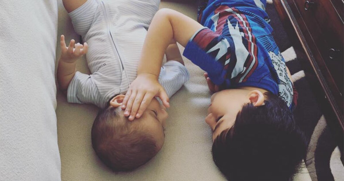 Hartverscheurend: jongen troost zijn terminaal zieke babybroertje | Libelle