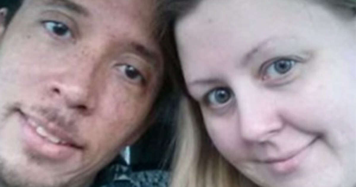 Vrouw (37) kijkt in portemonnee van haar man en doet een ...