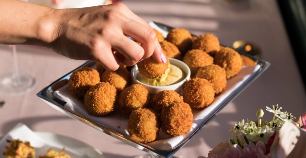 Bitterbal of bamihapje? In welke borrelsnack zitten de minste calorieën ...