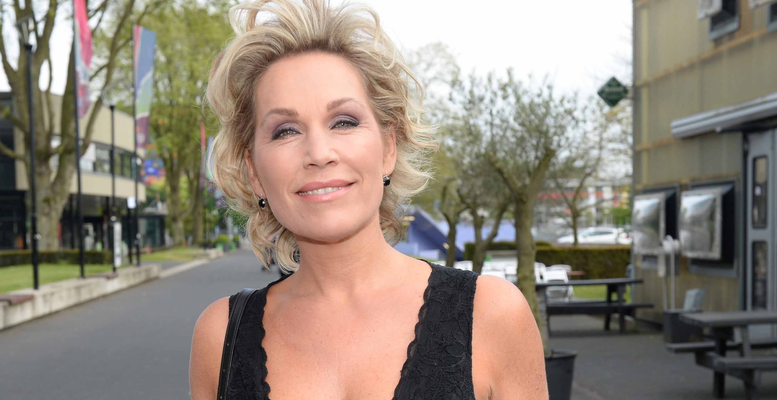 Tanja Jess (51) deelt zonnige bikinifoto en wordt overspoeld met ...