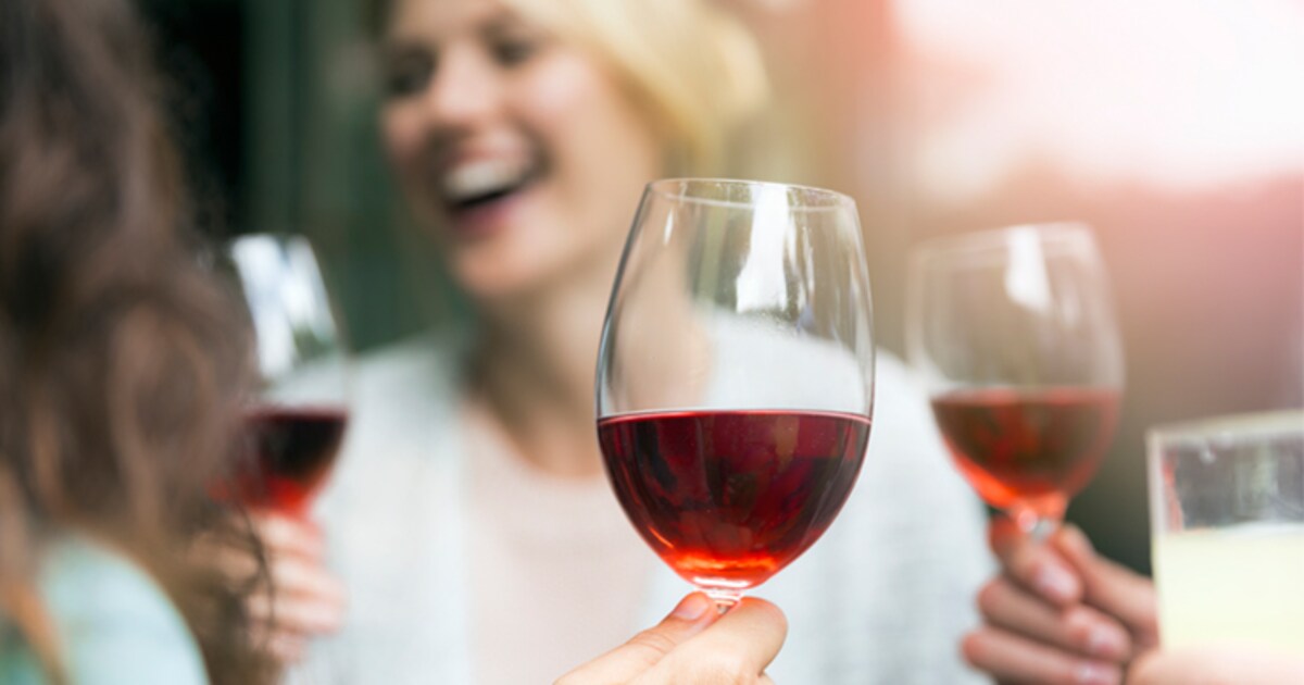 Waarom het zo lastig is om het bij één wijntje te houden | Libelle