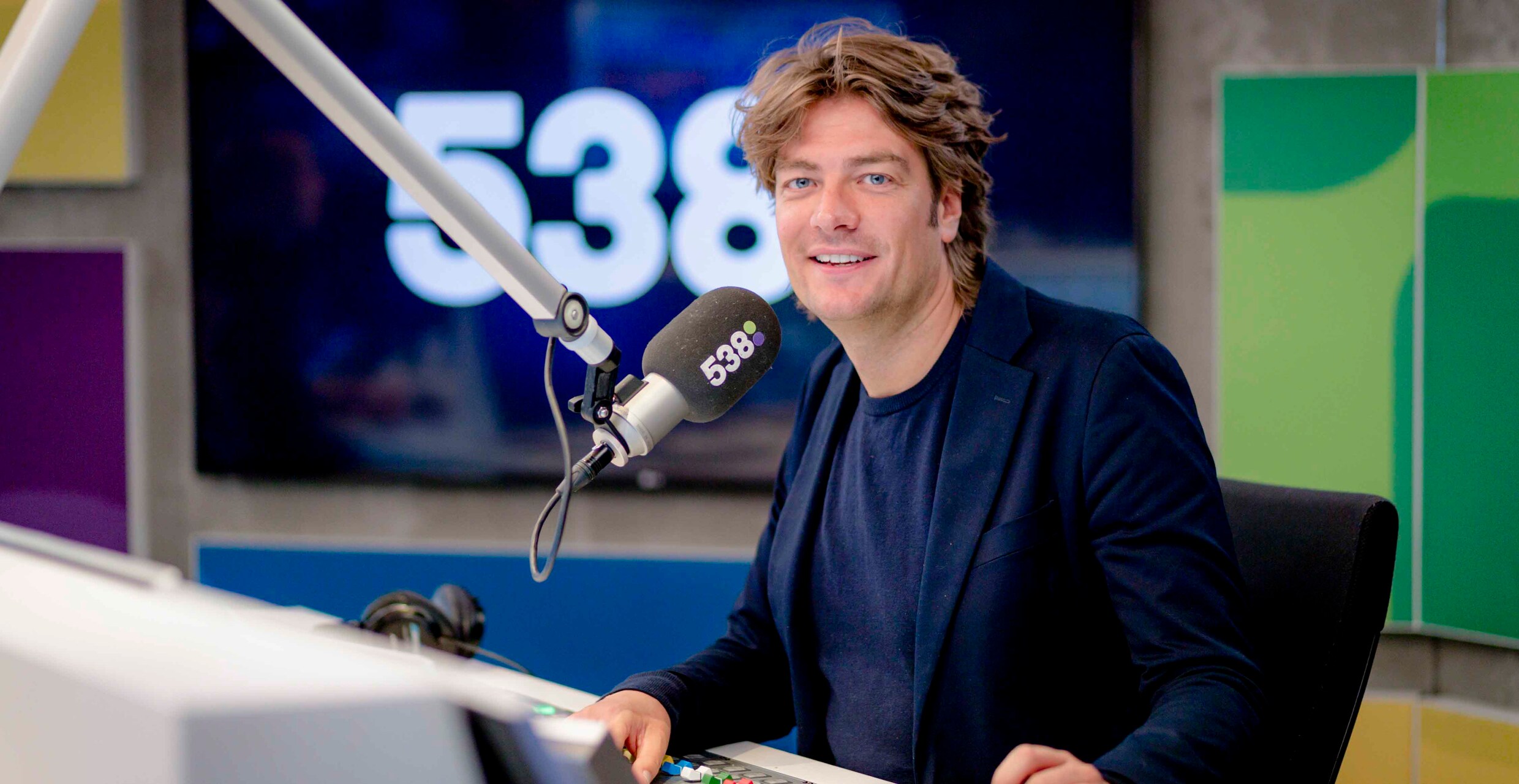Déze bekende presentator is de broer van radio-dj Frank Dane | Libelle