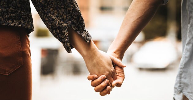 Het vasthouden van elkaars hand kan pijn verminderen | Libelle