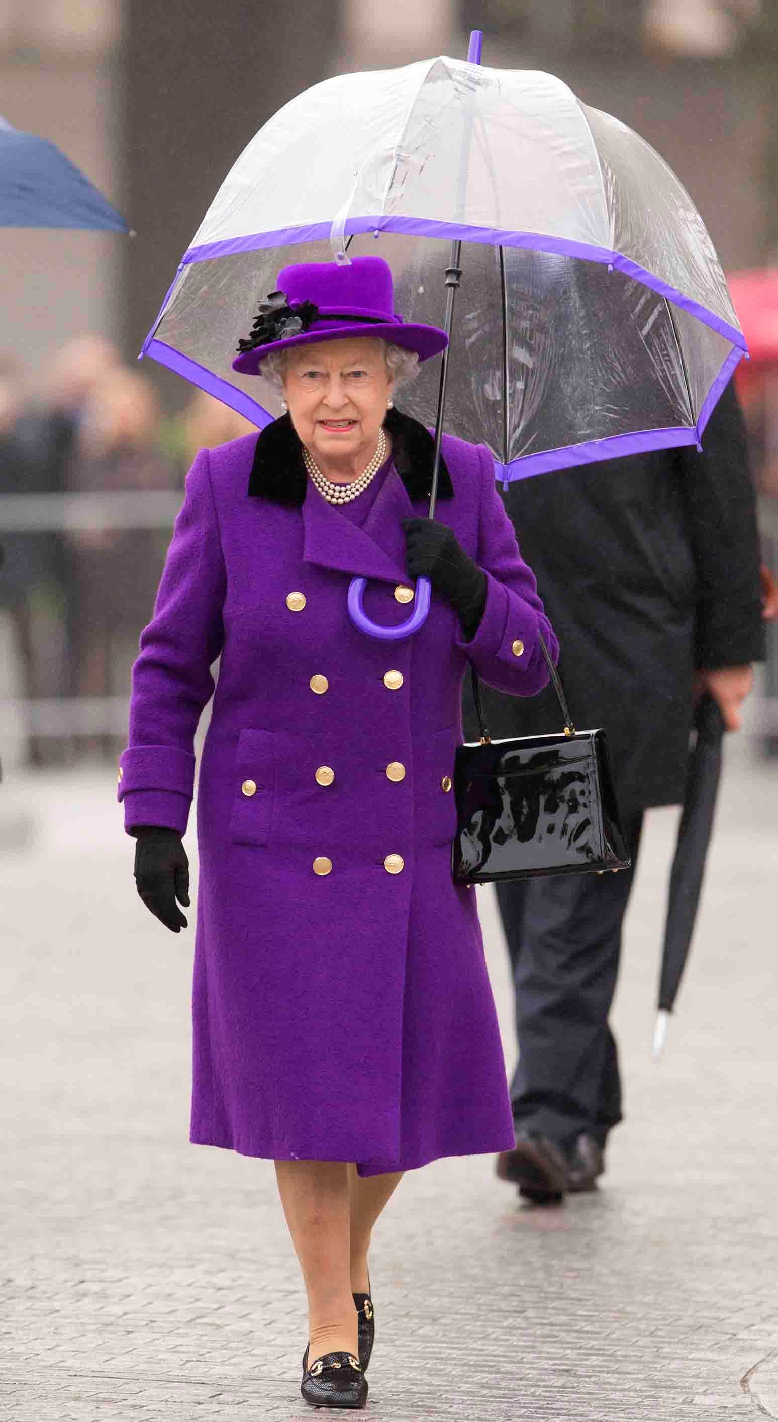 Hiér koop je de koninklijke paraplu van koningin Elizabeth - Libelle.nl