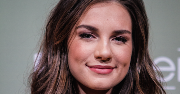 Zangeres Maan laat met 'naakte' foto zichzelf van een andere kant zien ...