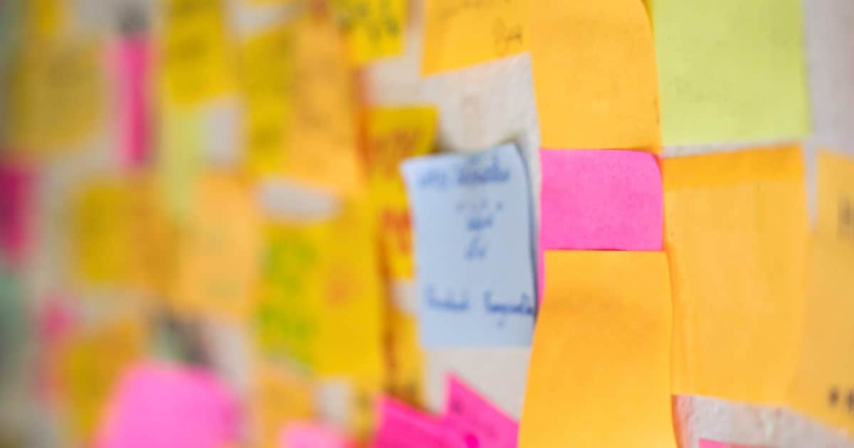 Mauds hele huis hangt vol met geeltjes met aanwijzingen voor haar ...