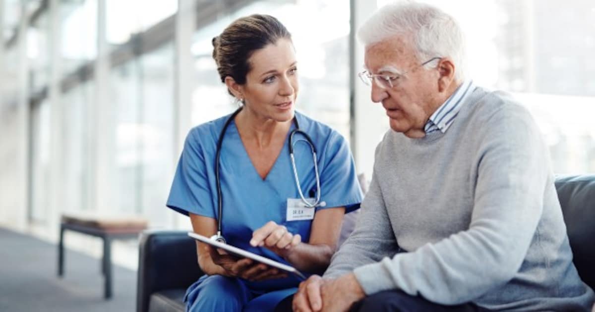 Dít symptoom kan bij ouderen ook duiden op het coronavirus | Libelle