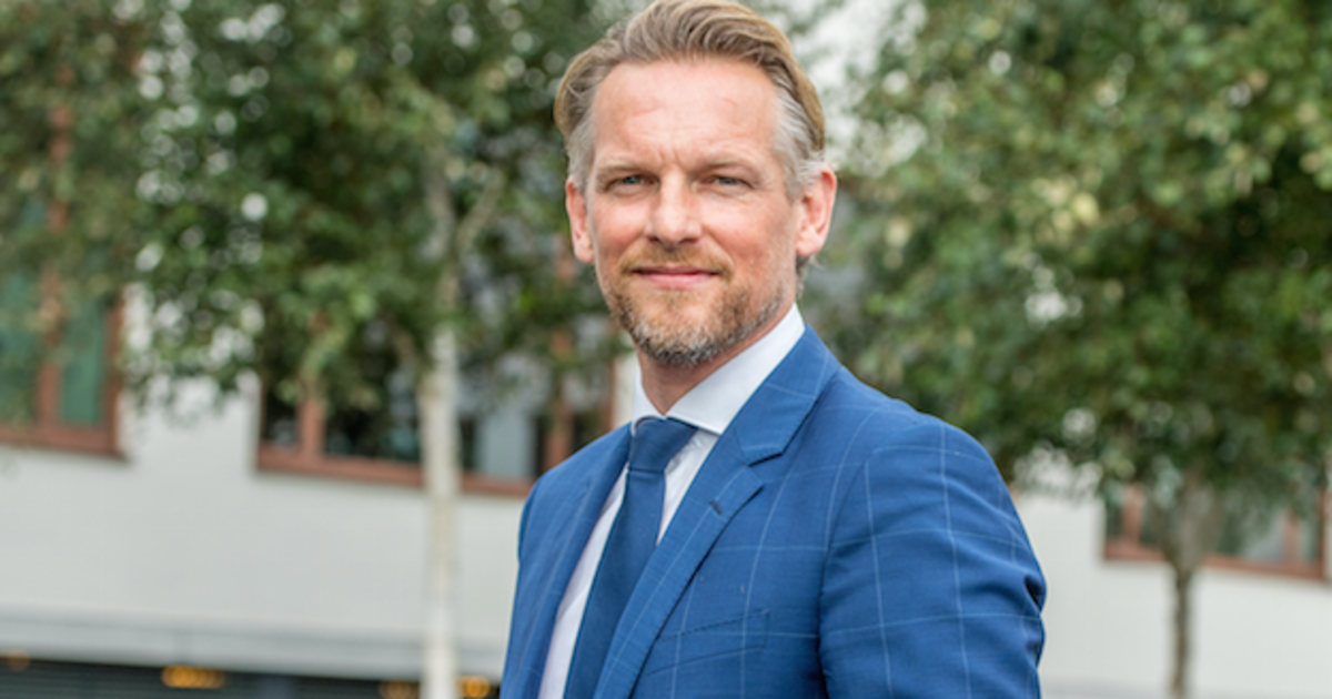 Zo heb je hem nog nooit gezien: Barry Atsma plaatst vreemde foto van ...