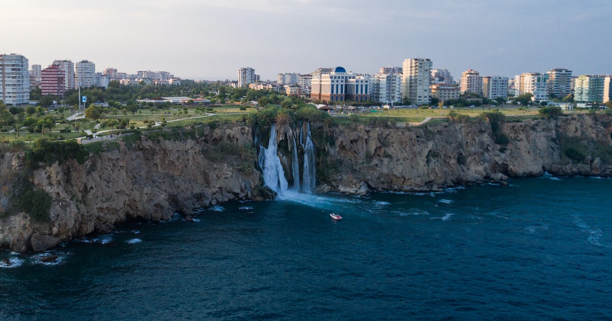 Vrouw (31) maakt fatale val van klif tijdens fotoshoot bij waterval ...