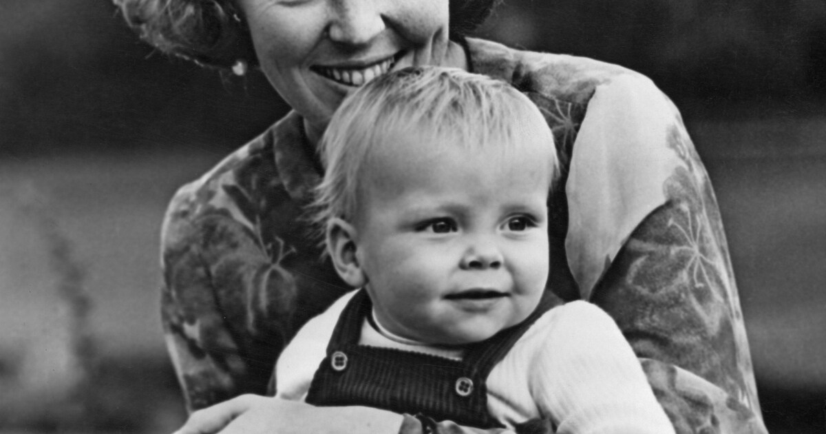 Koninklijke kiekjes: prinses Beatrix als gelukkige jonge moeder | Libelle