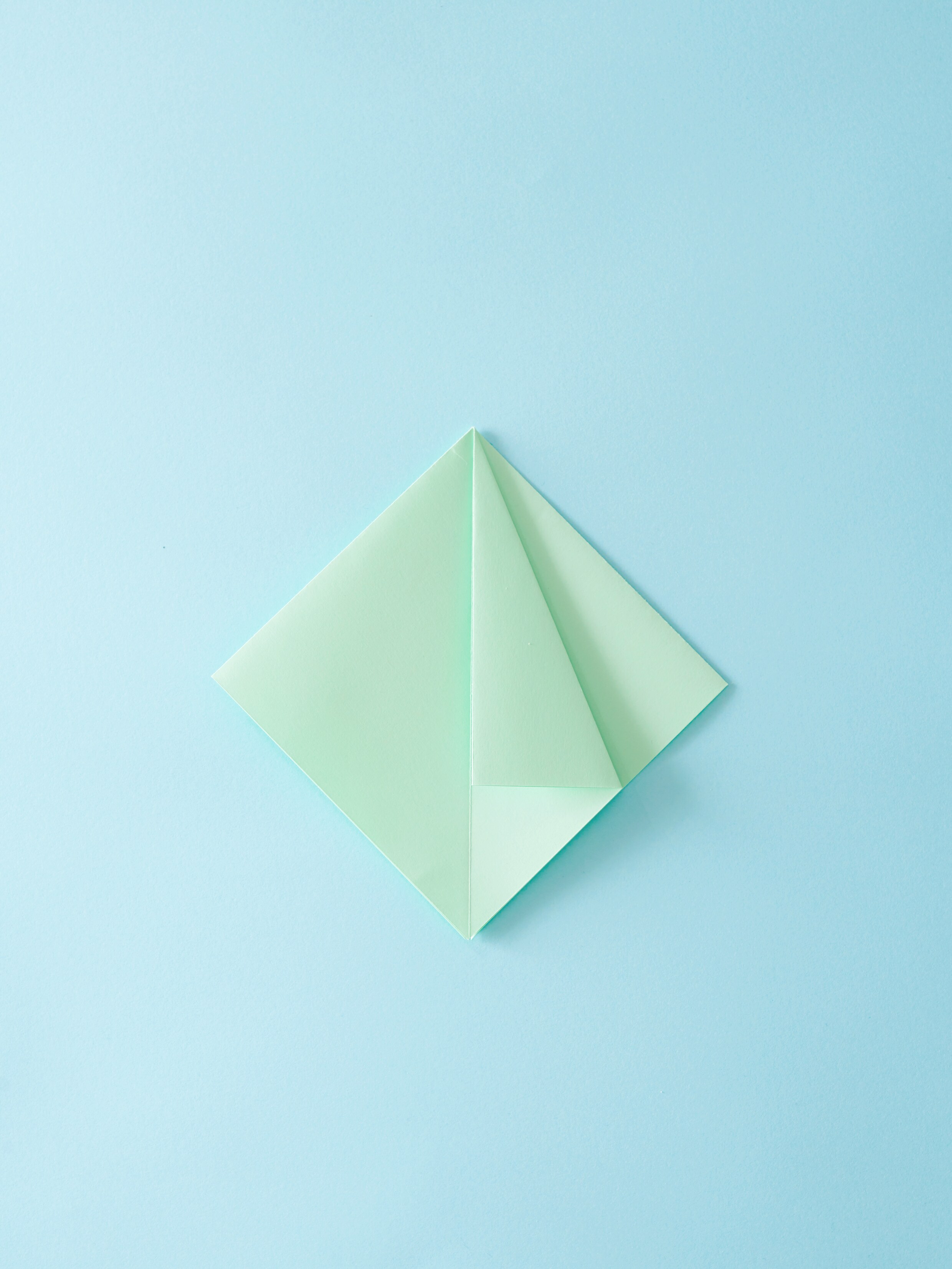 Deze vrolijke origami kerstbomen maak je gewoon zelf | Libelle