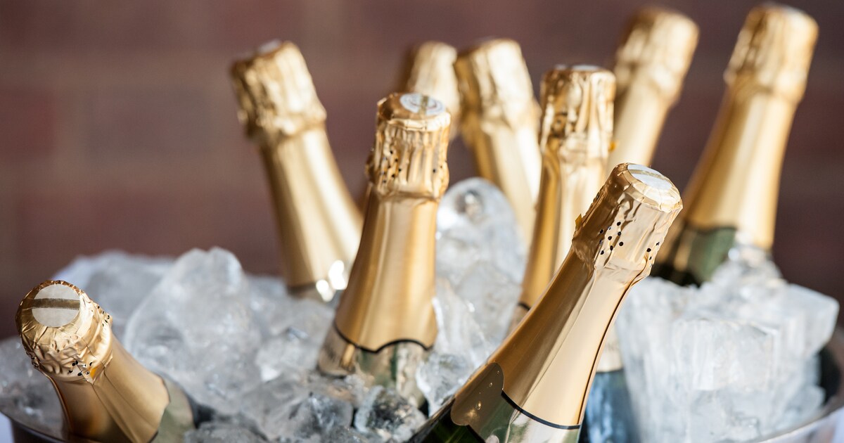 Met dít trucje is een fles champagne snel op temperatuur
