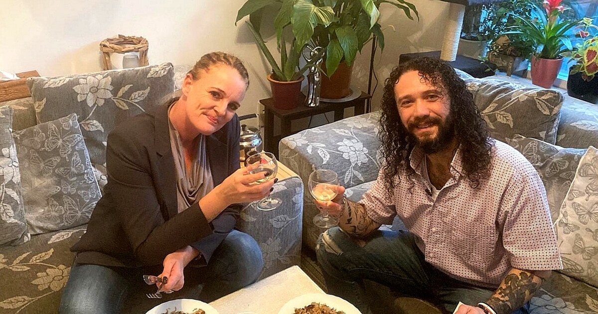 Kim (48) nodigde onbekenden uit voor het kerstdiner: “Niemand hoeft met ...