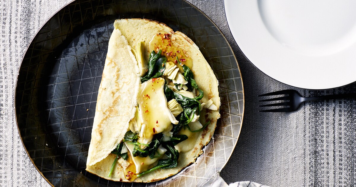 Hartige crêpepakketjes met spinazie, artisjok, brie & hete honing | Libelle