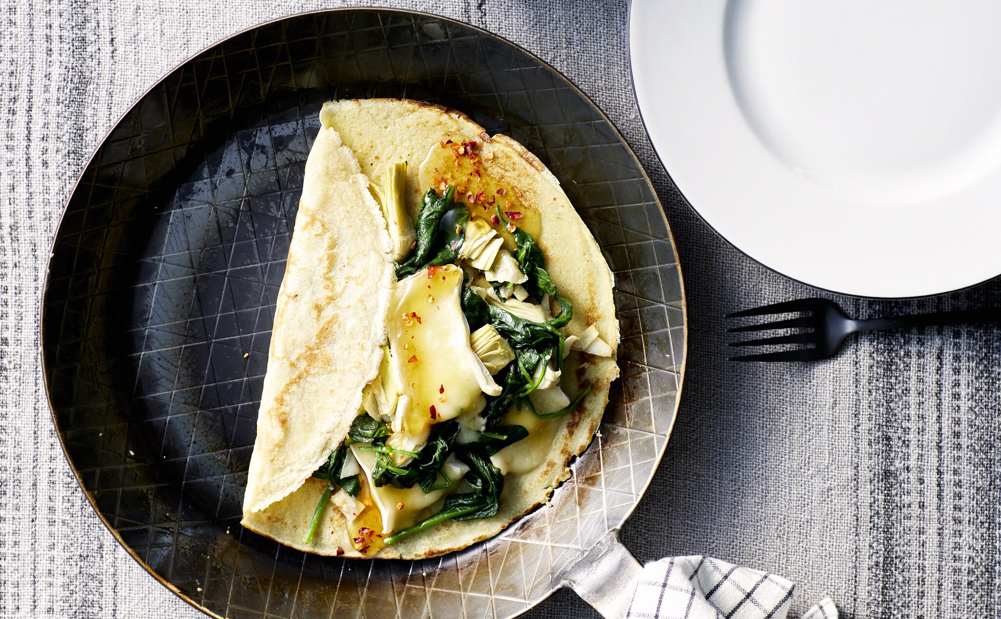 Hartige crêpepakketjes met spinazie, artisjok, brie & hete honing