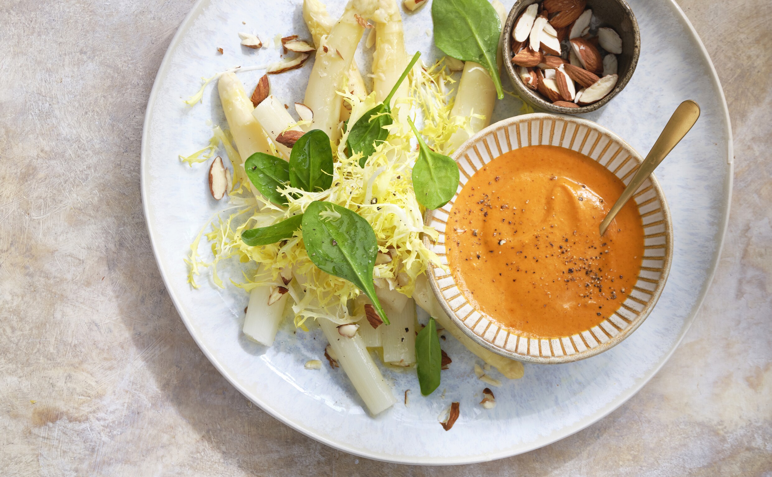 Afvallen zonder honger: aspergesalade met ­paprikasaus & amandelen ...
