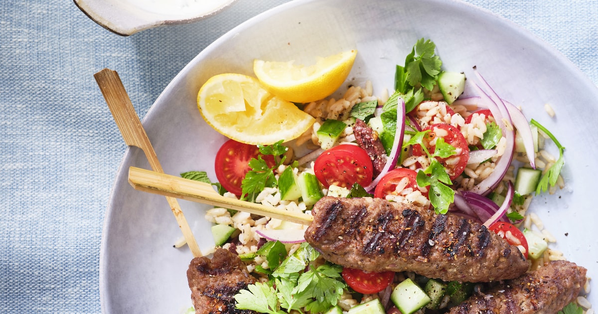 Afvallen zonder honger: lamsspiesjes met yoghurtsaus & rijstsalade