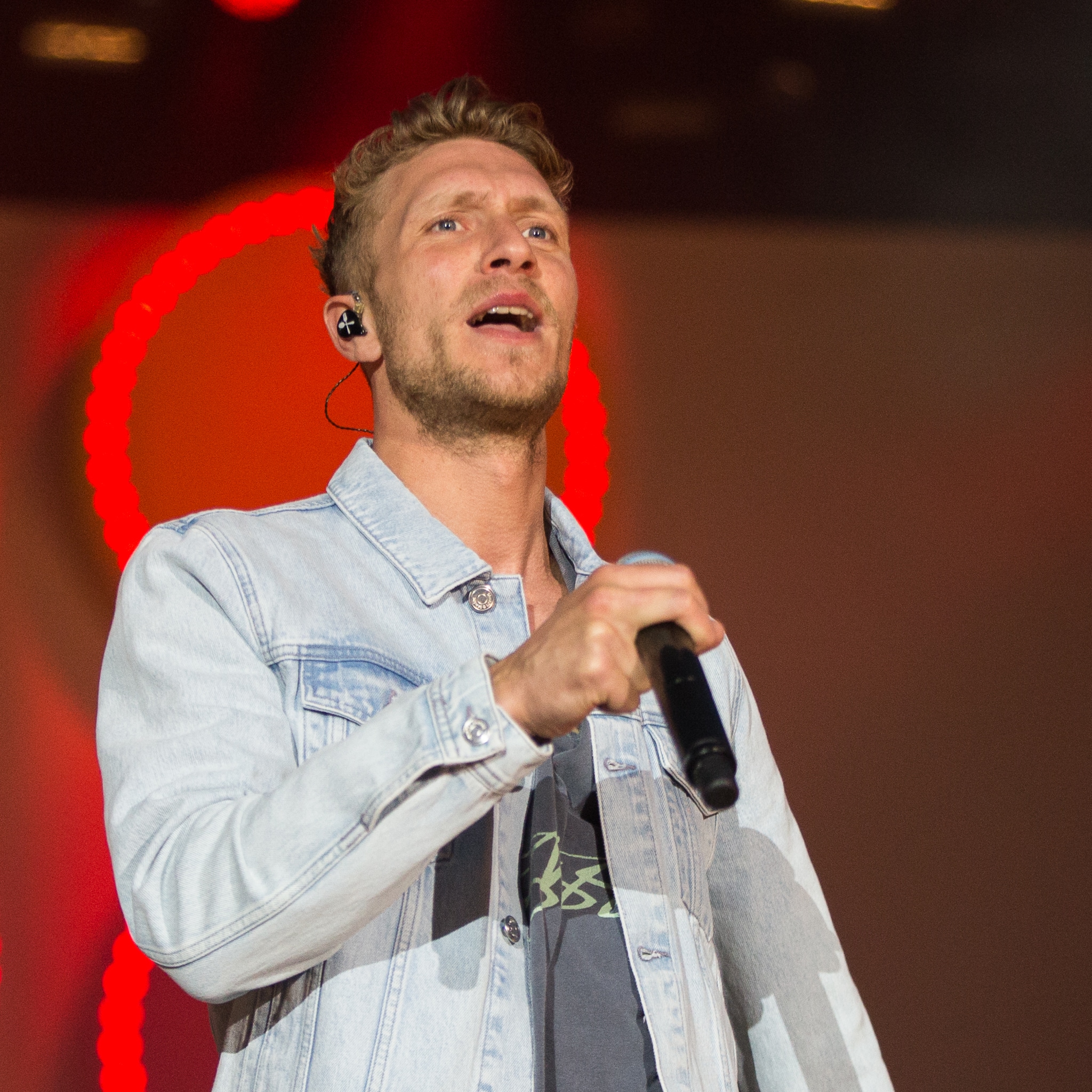 Joshua Nolet en zijn vriendin Caroline zijn verloofd