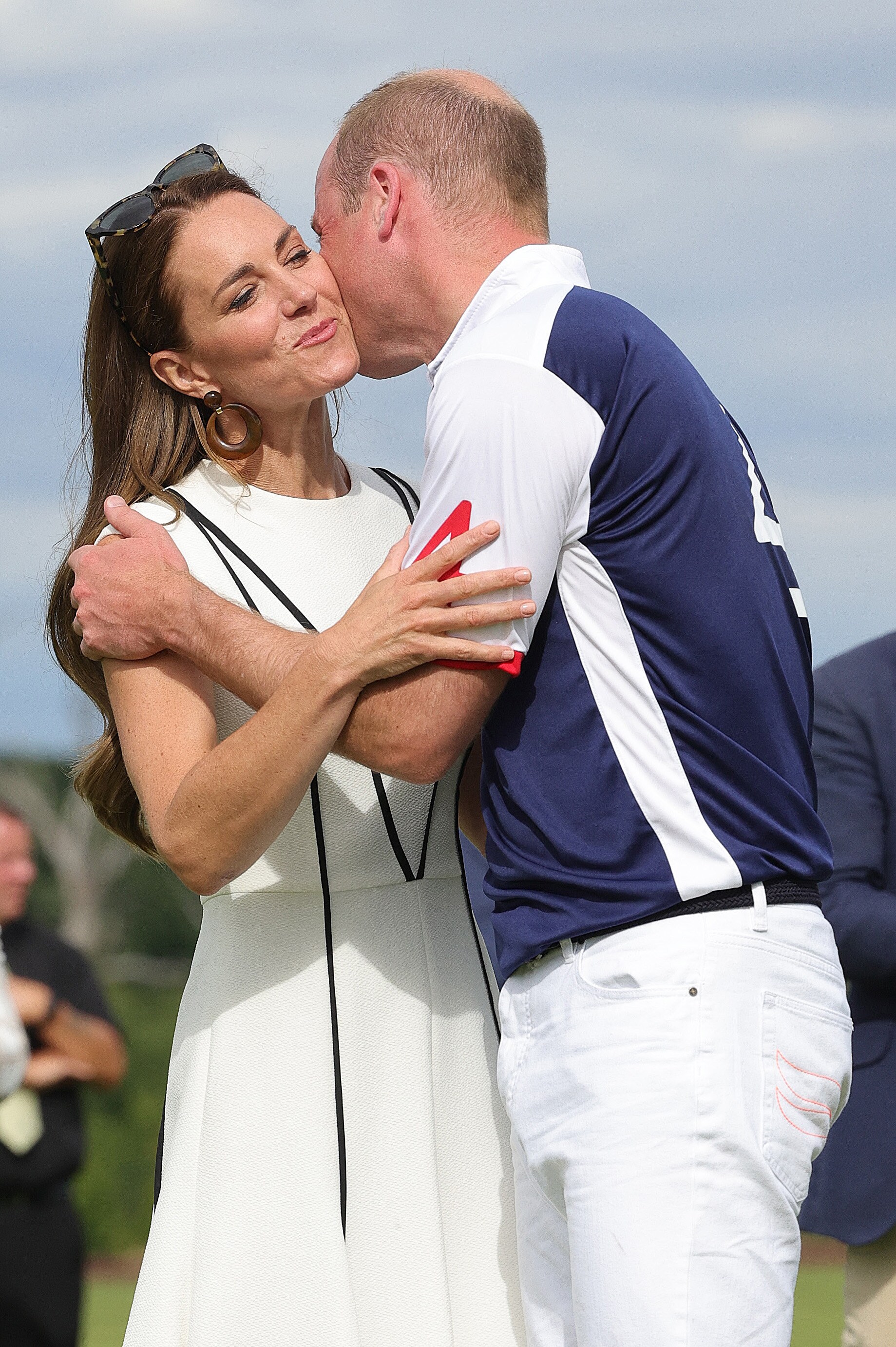 Zeldzaam: William geeft Kate een liefdevolle kus in het openbaar | Libelle