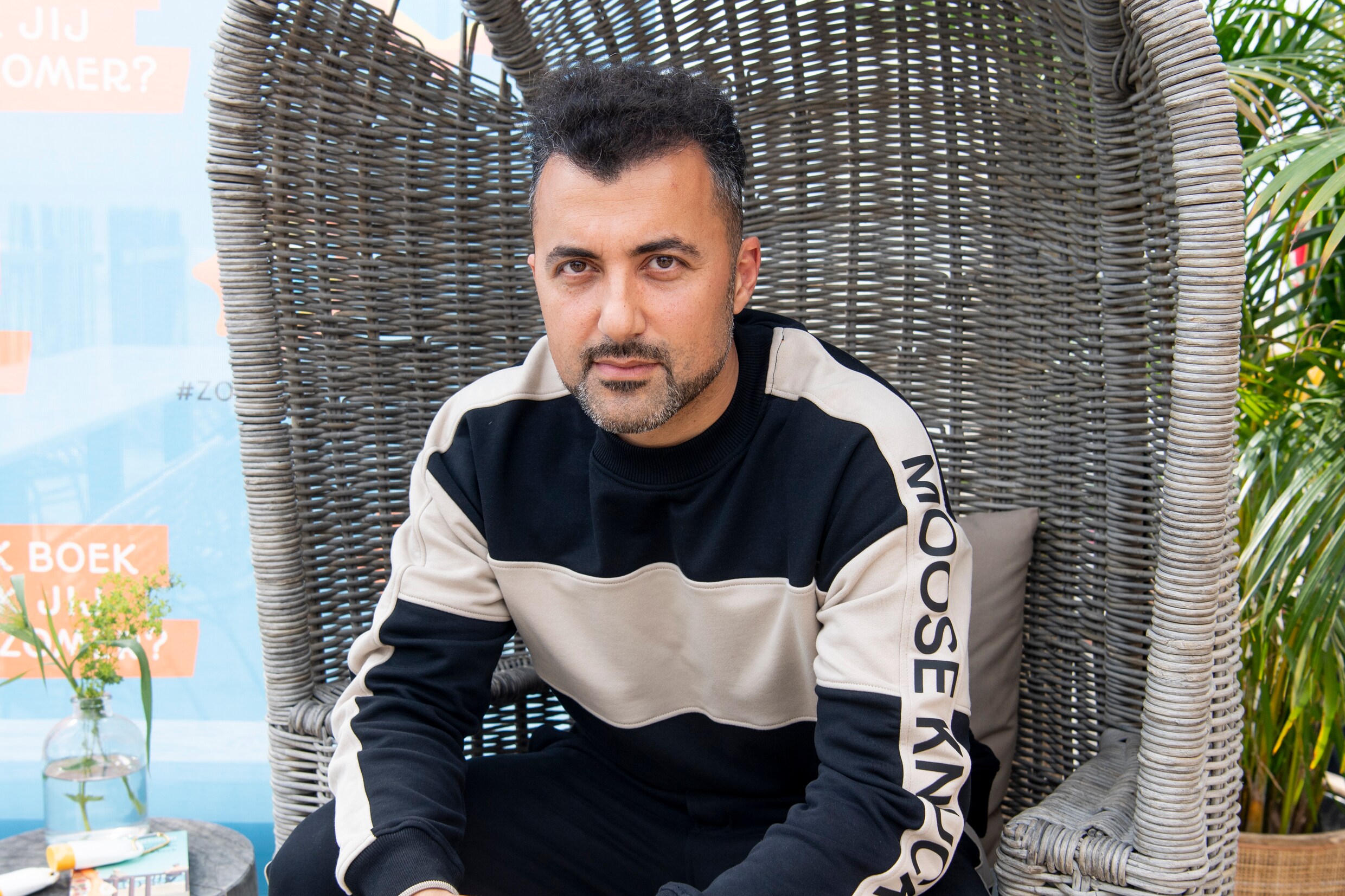 Özcan Akyol belde met Matthijs van Nieuwkerk: “Hij is verdrietig” | Libelle