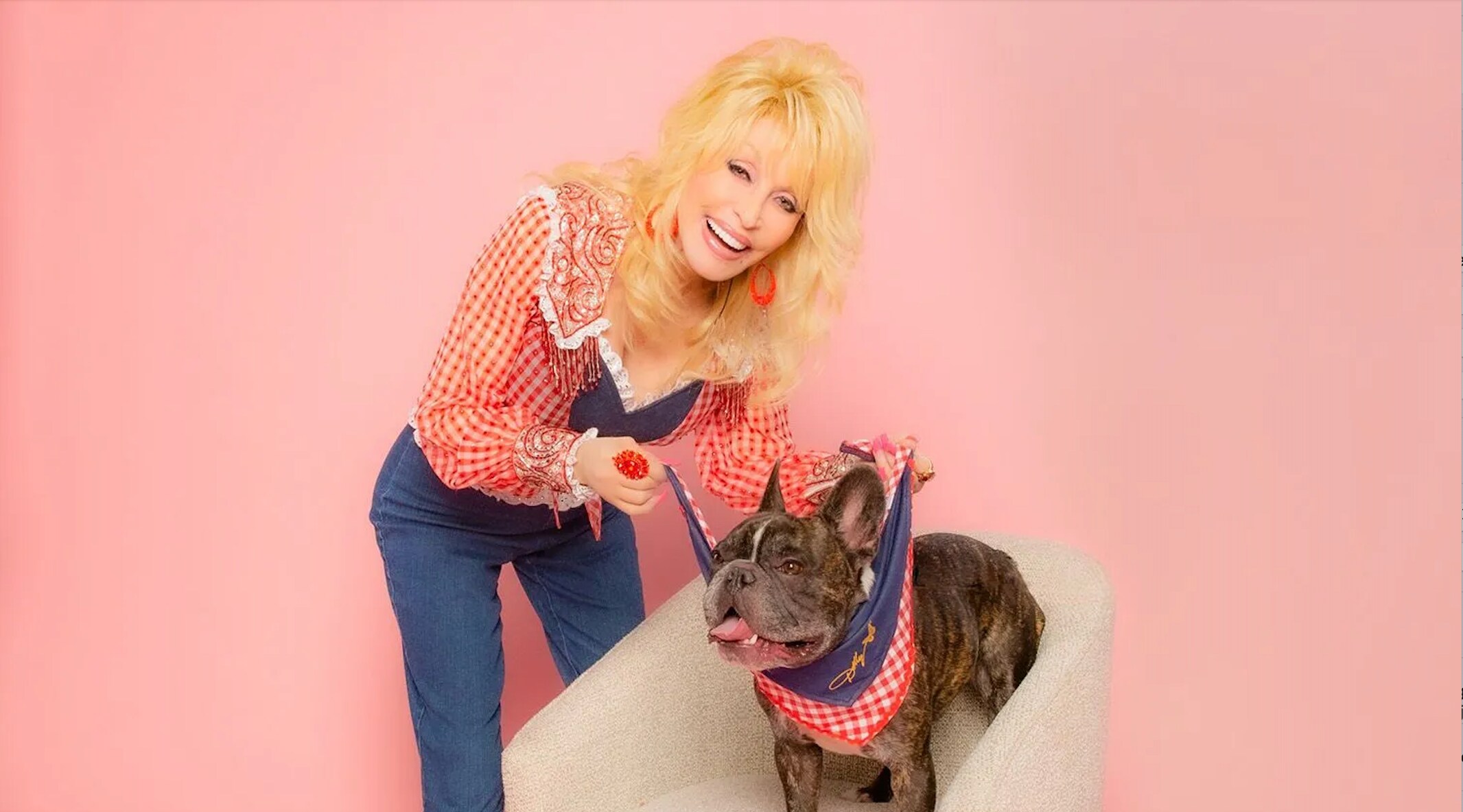 Dolly Parton komt met speciale kledinglijn voor honden | Libelle
