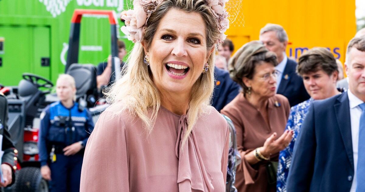 Máxima gespot in poederroze outfit mét platte schoenen | Libelle