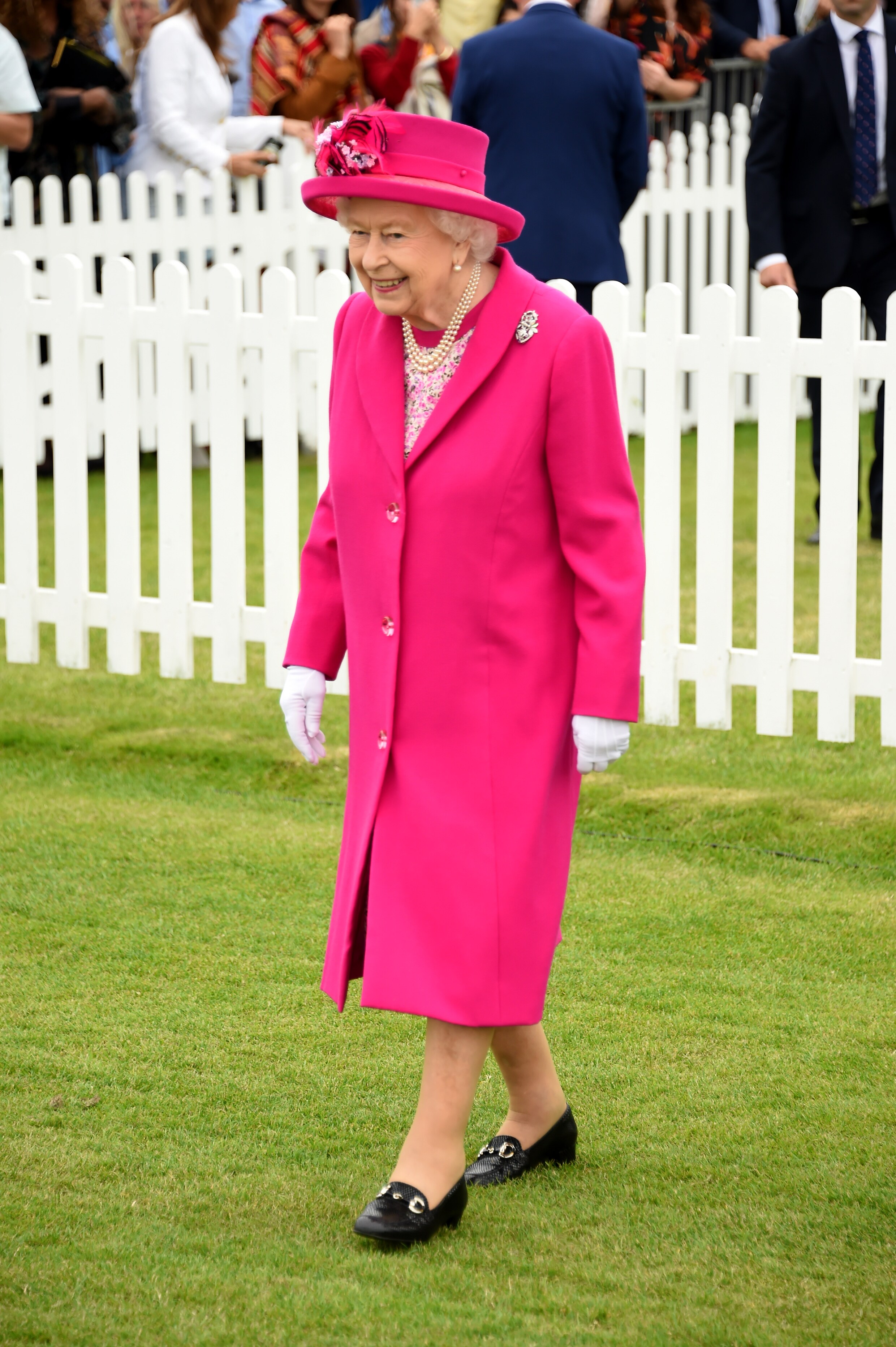 Koningin Elizabeth als stijlicoon: de magie van Angela Kelly | Libelle