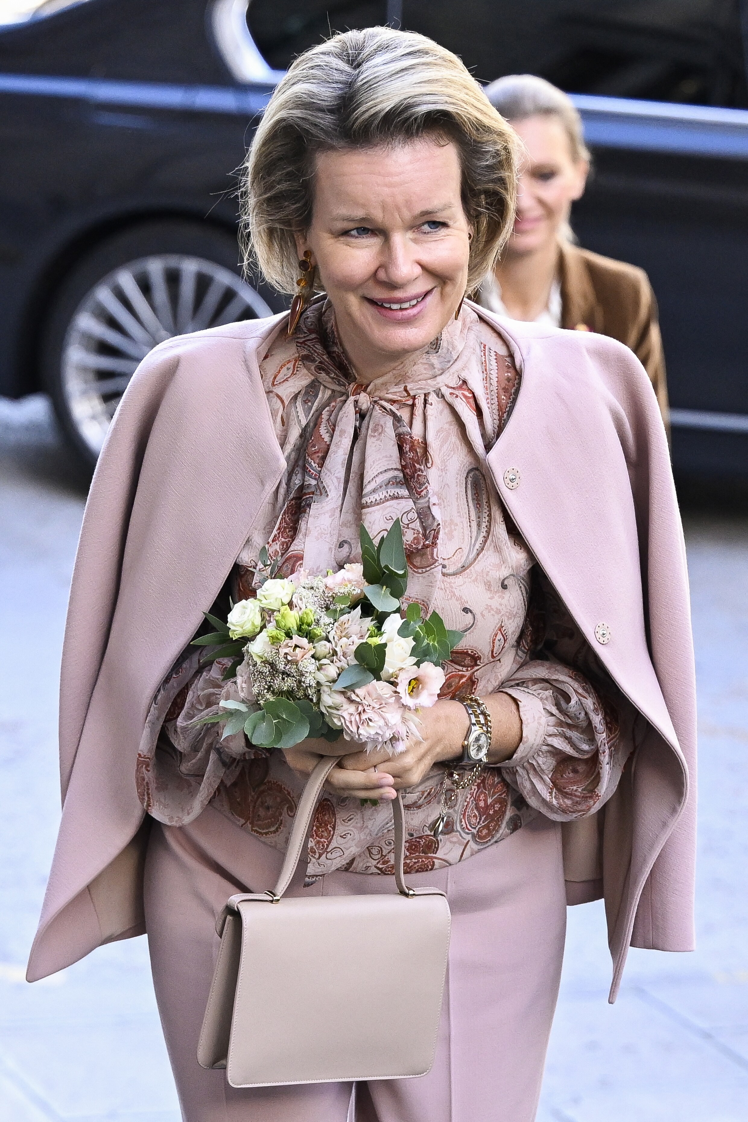 Koningin Mathilde draagt roze pak voor de borstkankercampagne | Libelle
