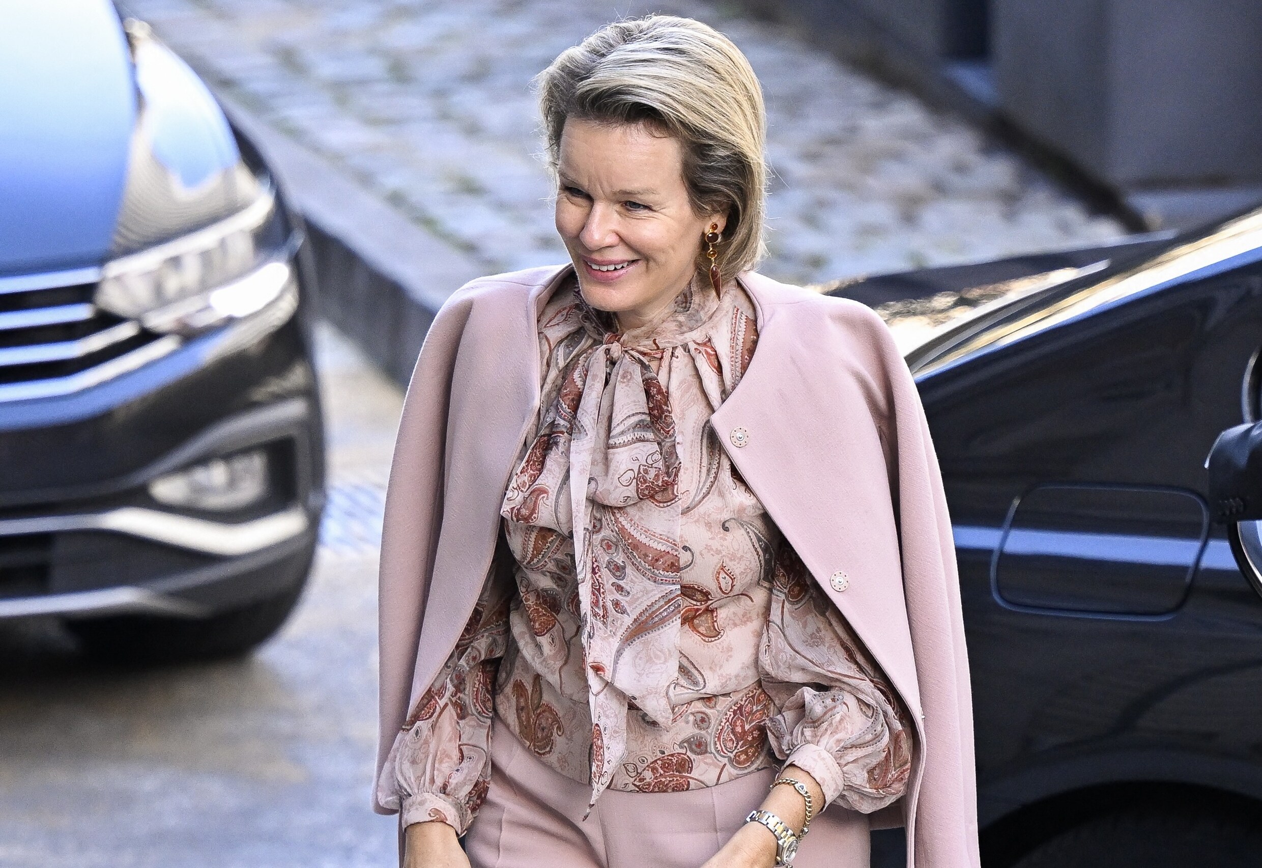 Koningin Mathilde draagt roze pak voor de borstkankercampagne | Libelle