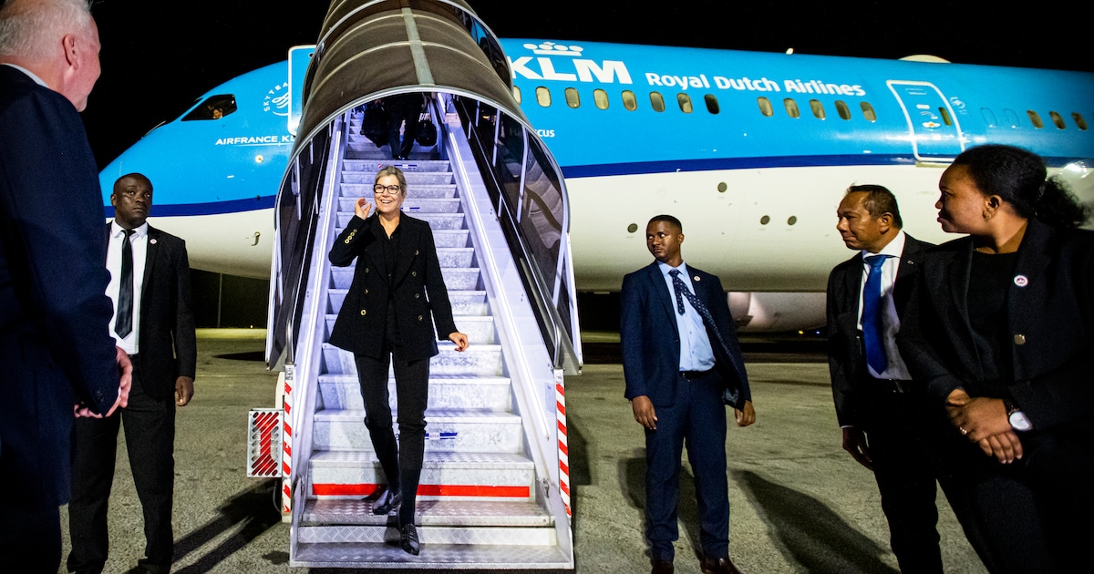 Máxima stapt zonder make-up en met compressiekousen uit het vliegtuig ...