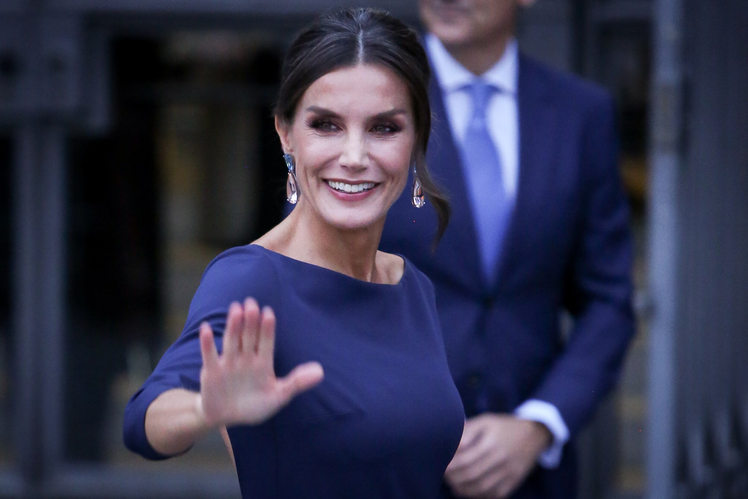 Koningin Letizia laat gespierde rug zien in sexy jurk (die je hier kunt ...