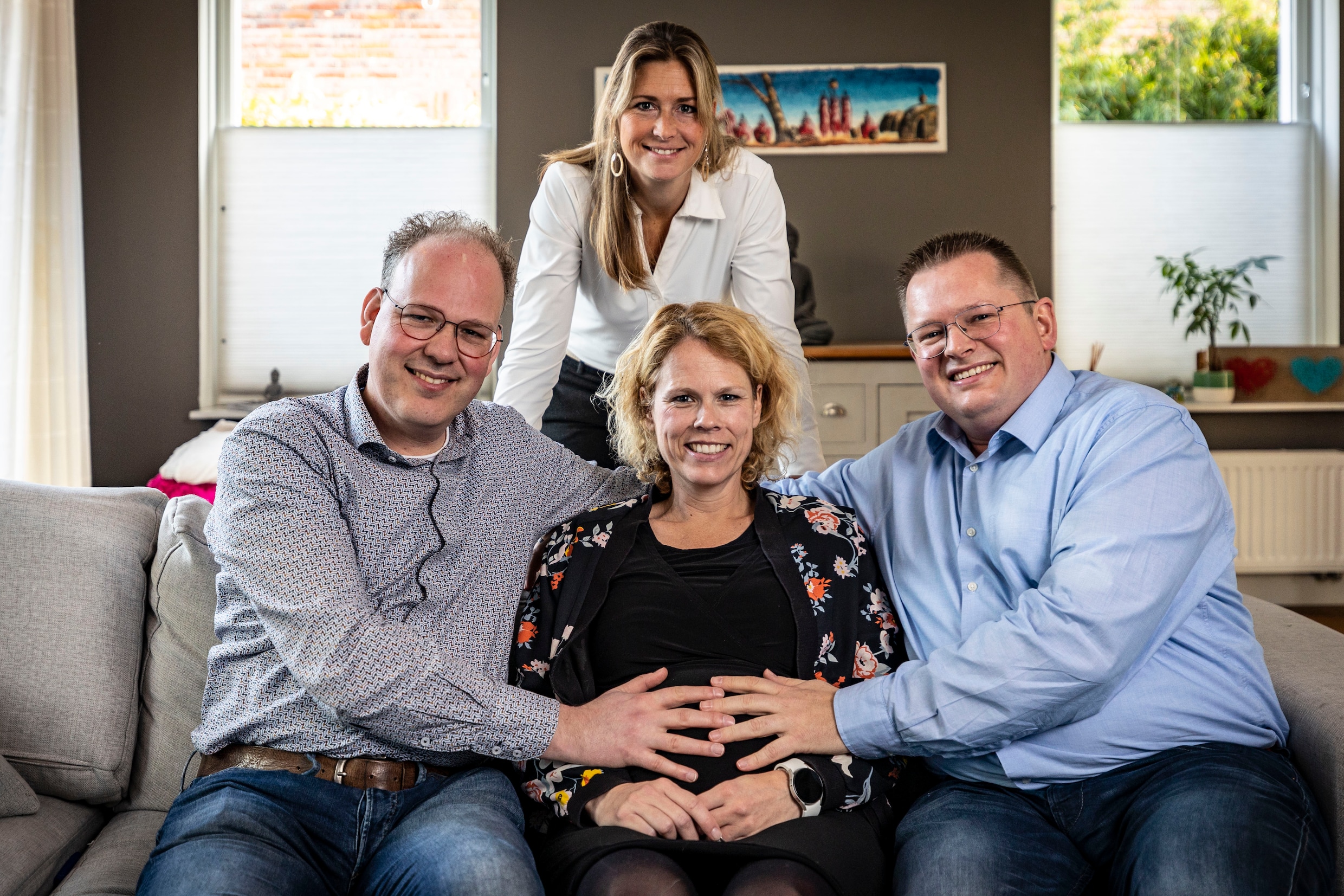 Janneke (42) is draagmoeder voor haar broer en zijn man: “Uniek in ...