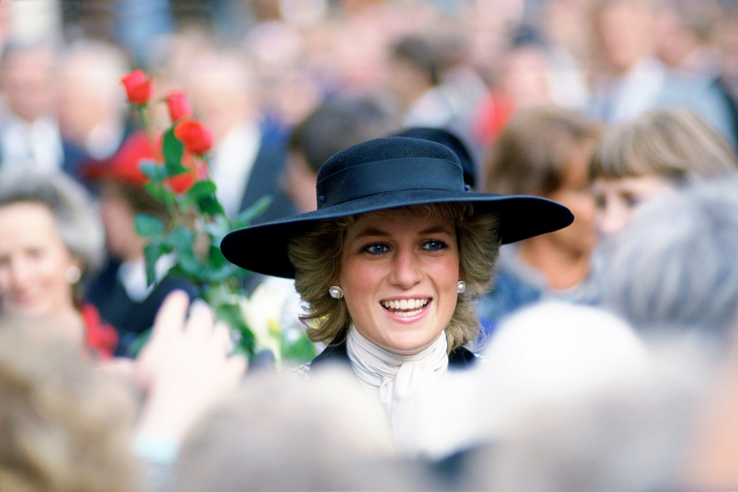 Deze levensgrote gipsen hand van prinses Diana wordt geveild | Libelle