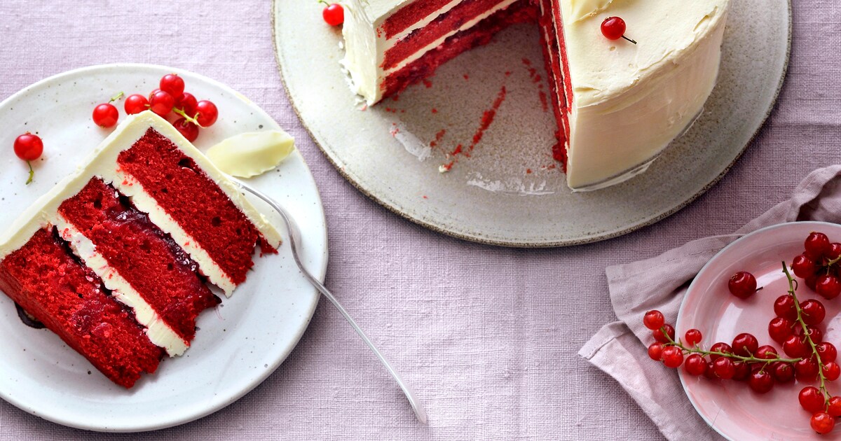 Kerstig lekker deze red velvetcake met rood fruit en hulstblaadjes ...