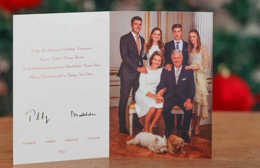 Koning Filip, koningin Mathilde, hun vier kinderen én twee honden ...