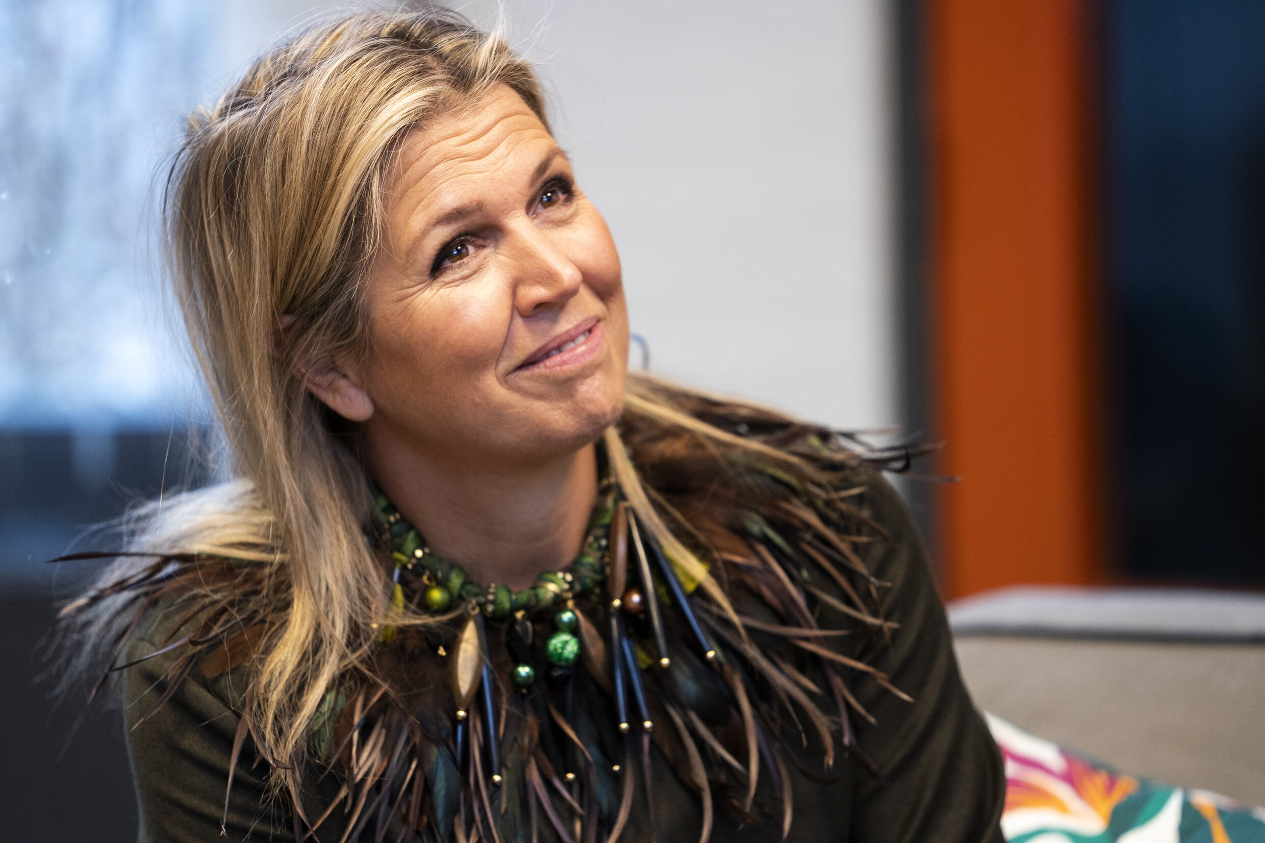 Koningin Máxima gespot met een wel heel opvallende verenketting | Libelle