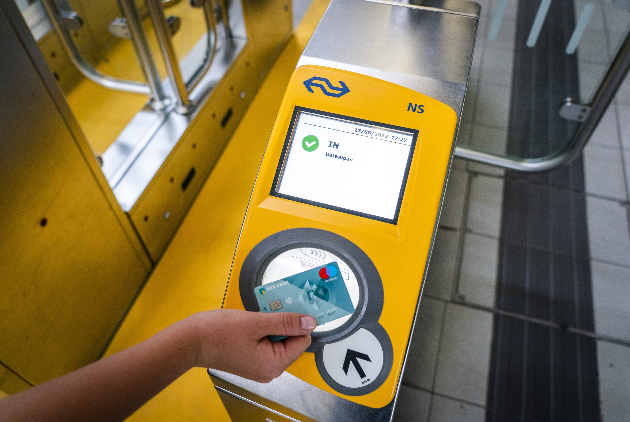 Reis je met je bankpas? Dit gebeurt er als je vergeet uit te checken ...