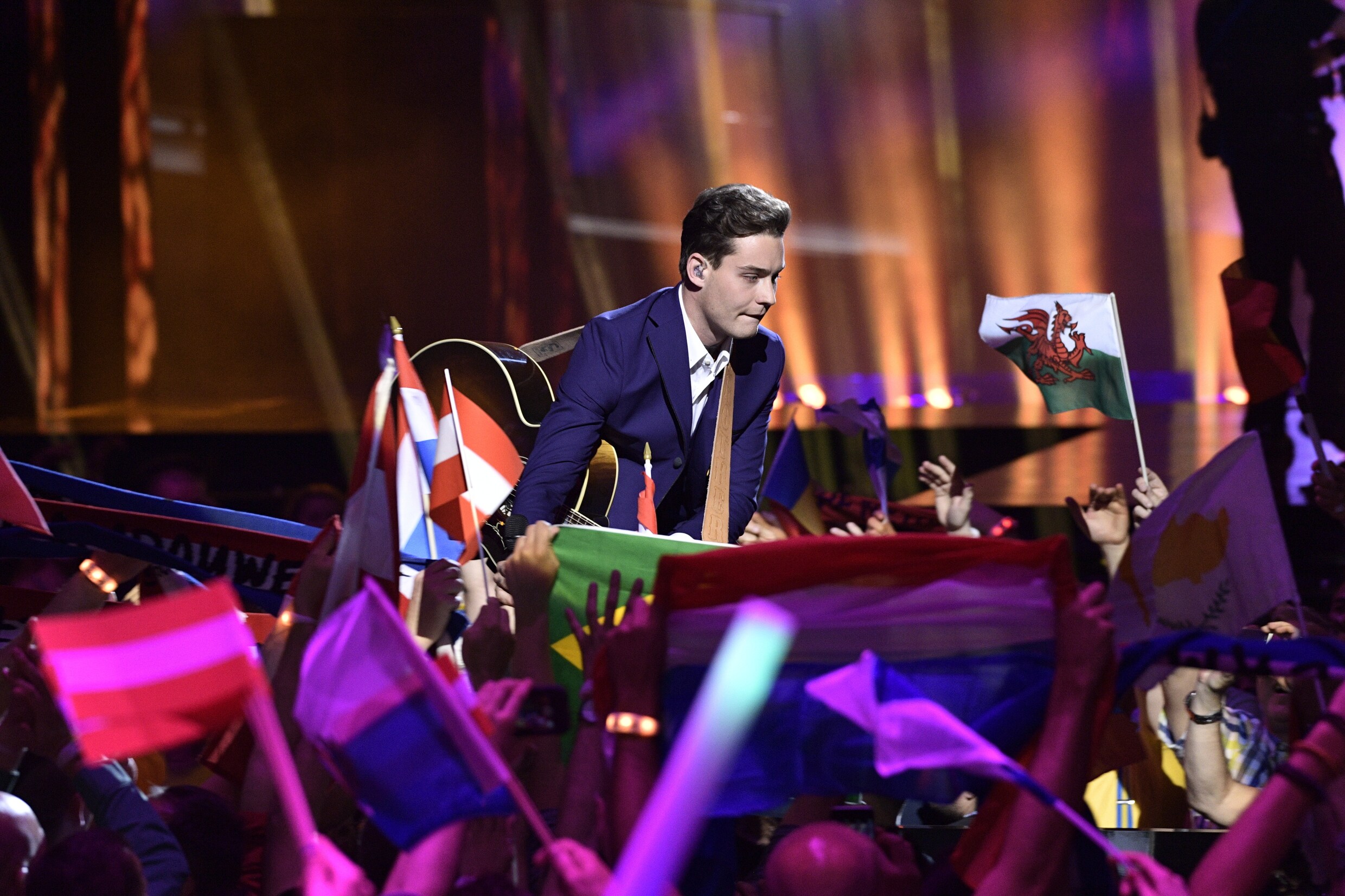 Songfestivalpak Douwe Bob levert 2500 euro op voor Giro555 | Libelle