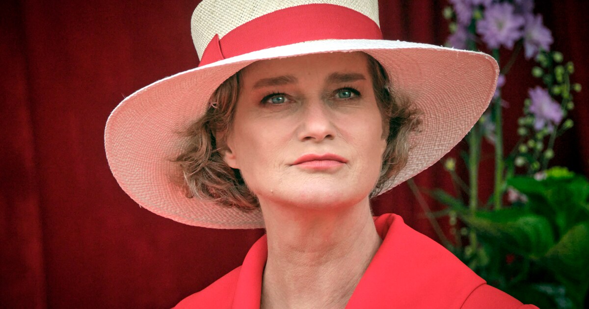 Dit is de opvallende begroeting tussen koning Albert en prinses ...