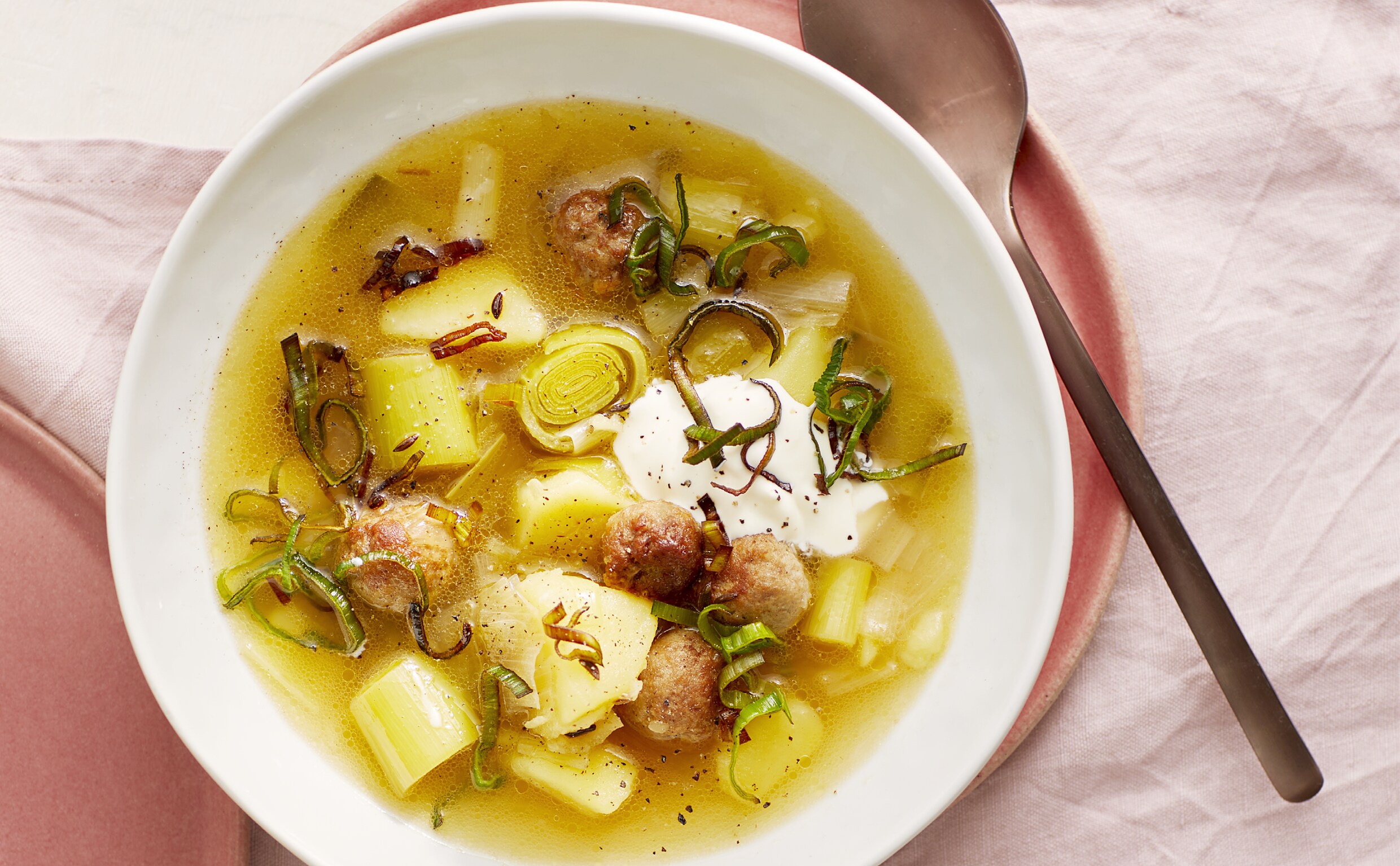 Simpele aardappel-preisoep met balletjes | Libelle