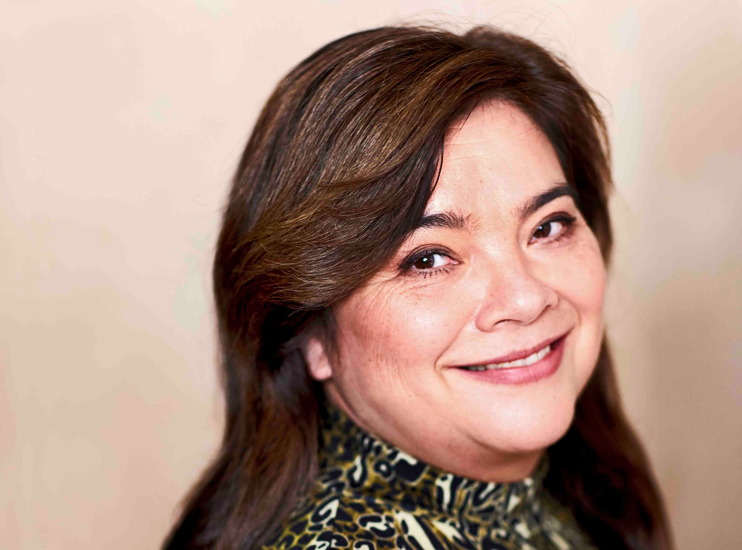 Adé (51) kende haar biologische vader niet: “Bijna iedereen wist dat ...