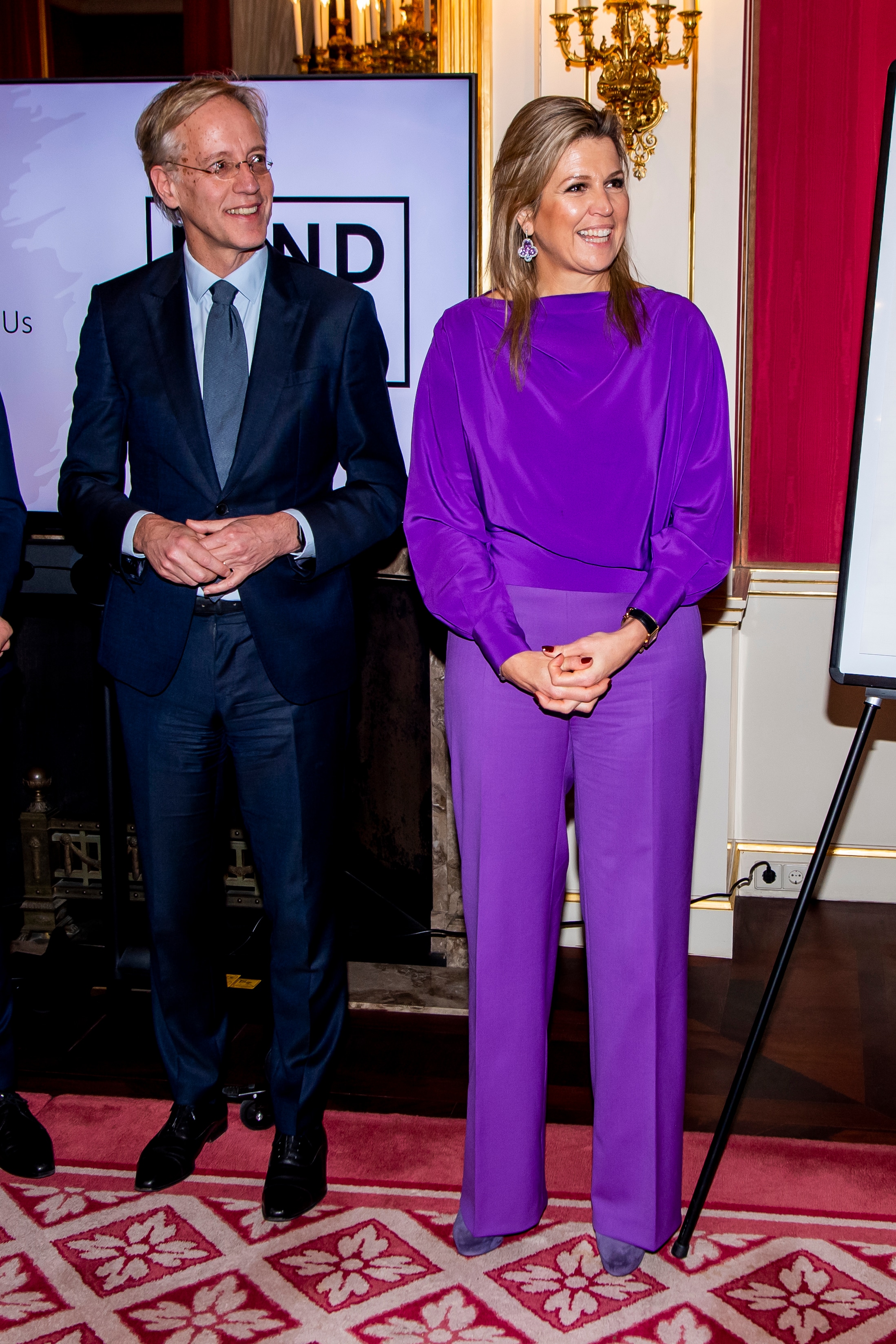 Koningin Máxima gaat voor paarse outfit bij uitreiking eremedaille aan ...