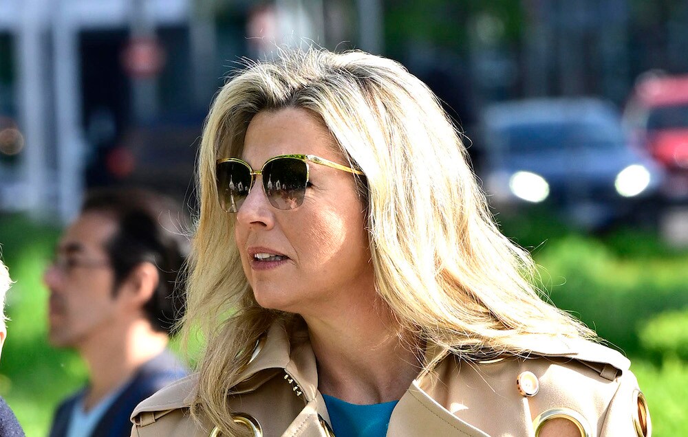 Koningin Máxima maakt entree in gedurfde trenchoat | Libelle