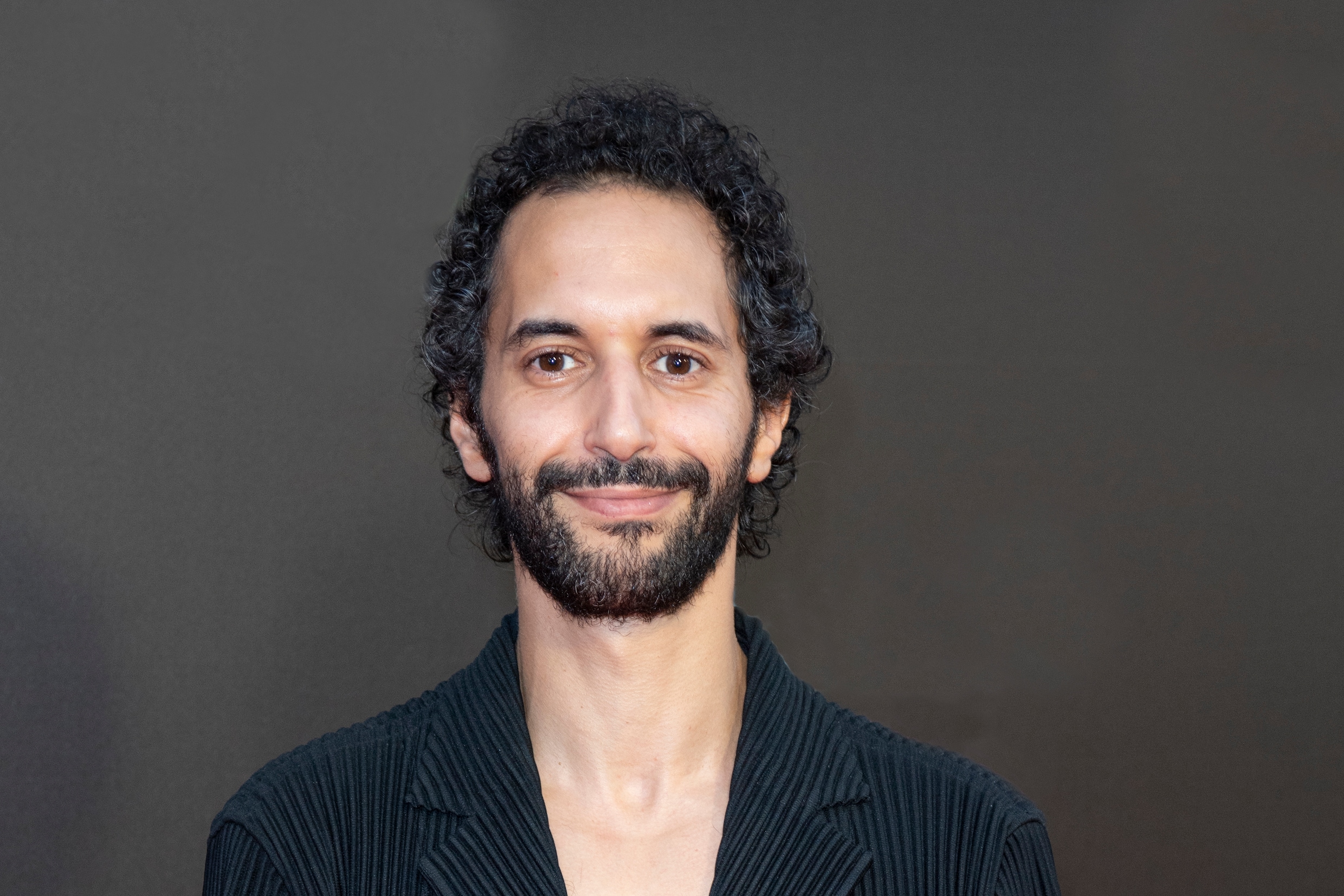 Acteur Achmed Akkabi is vader geworden en deelt een zoet kiekje | Libelle